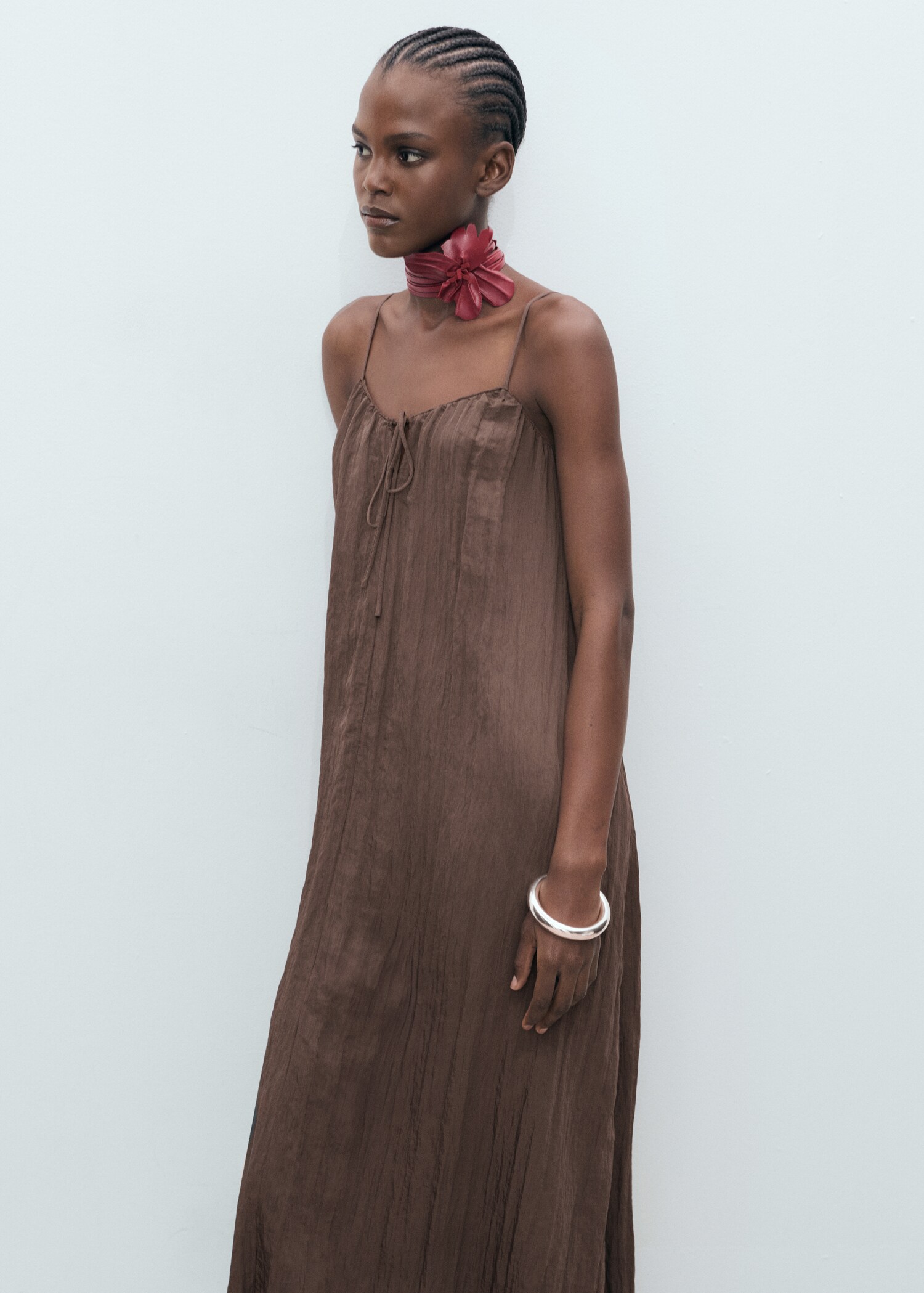 Langes Kleid mit Knittereffekt - Damen | MANGO Deutschland