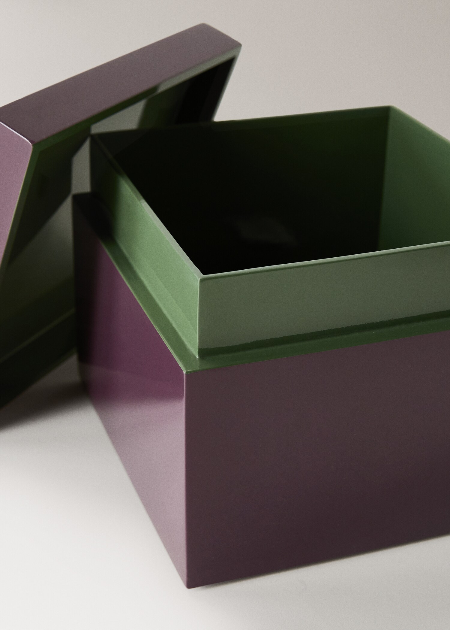 Square two-tone lacquered box - Home | MANGO USA
