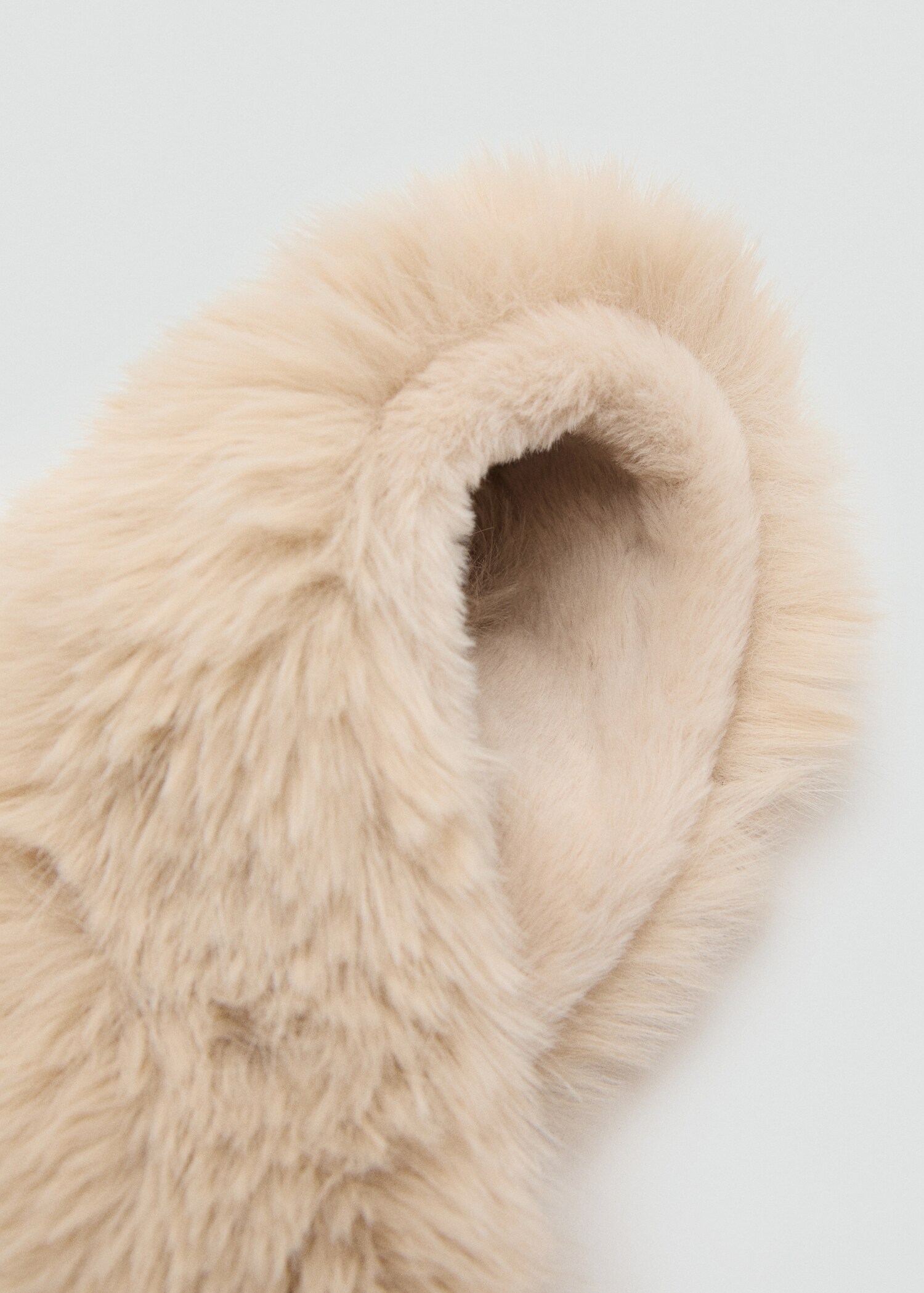Faux-fur scarf - Women | MANGO Japan
