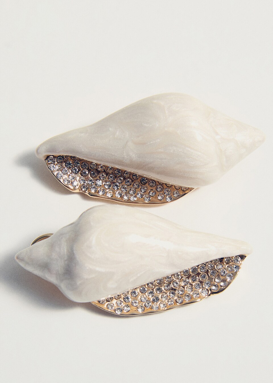 Shell earrings with rhinestone detail - Women | MANGO USA