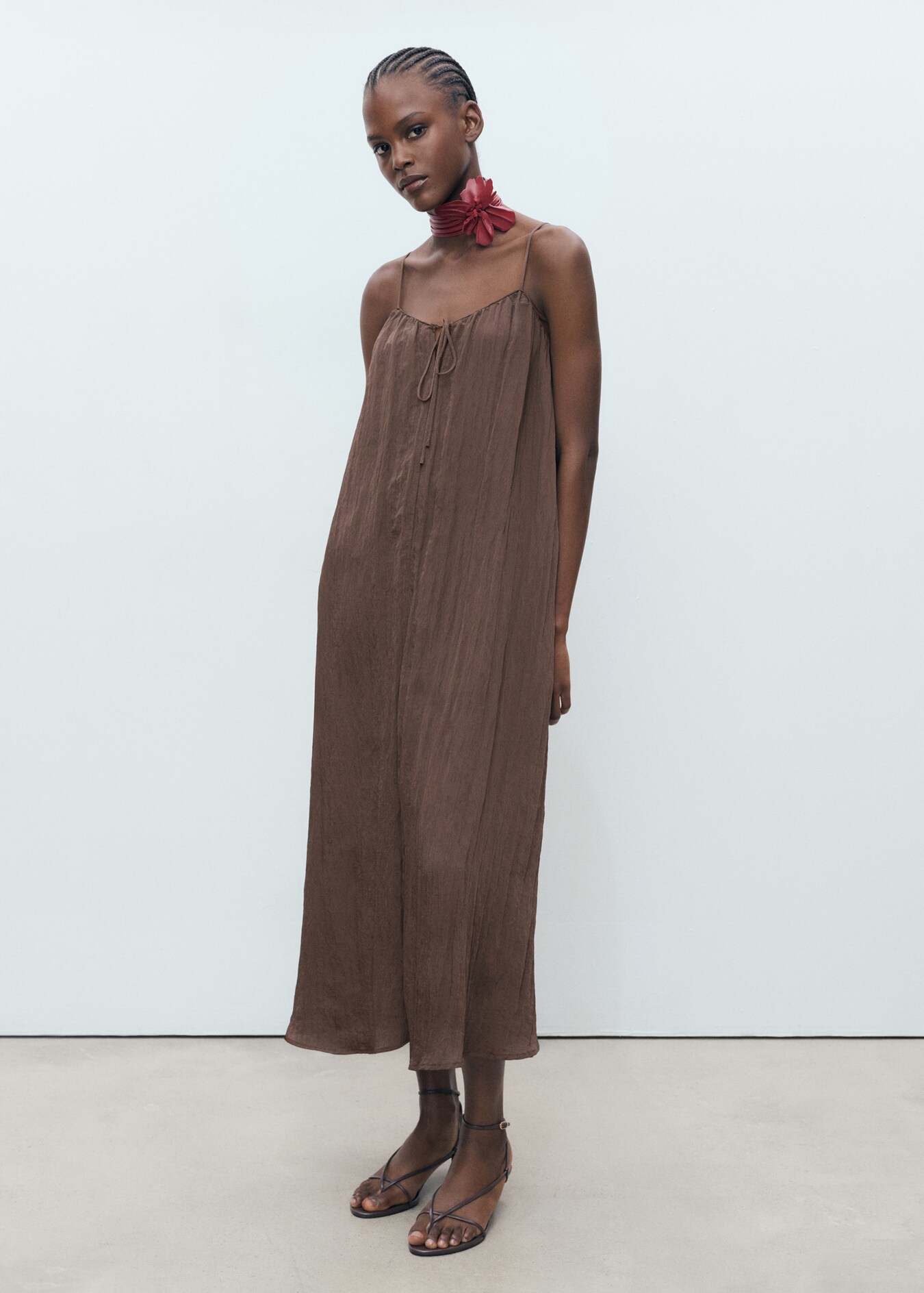 Langes Kleid mit Knittereffekt - Damen | MANGO Deutschland