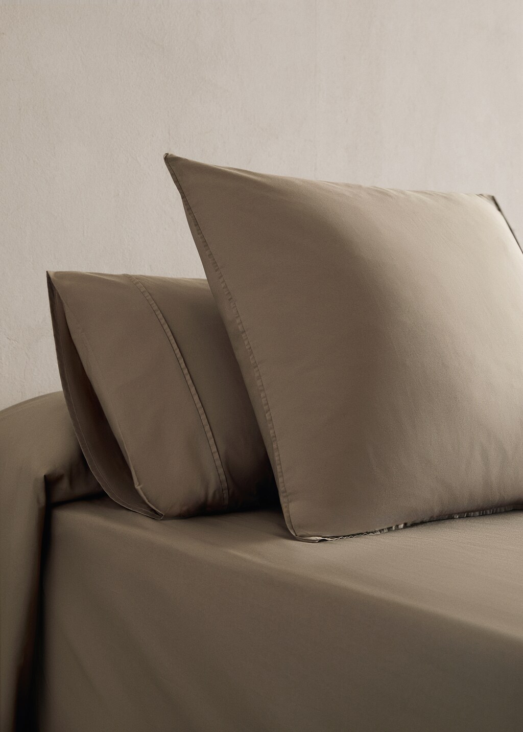 Two 300-thread count cotton percale pillowcases 50x75 cm - Home | MANGO USA
