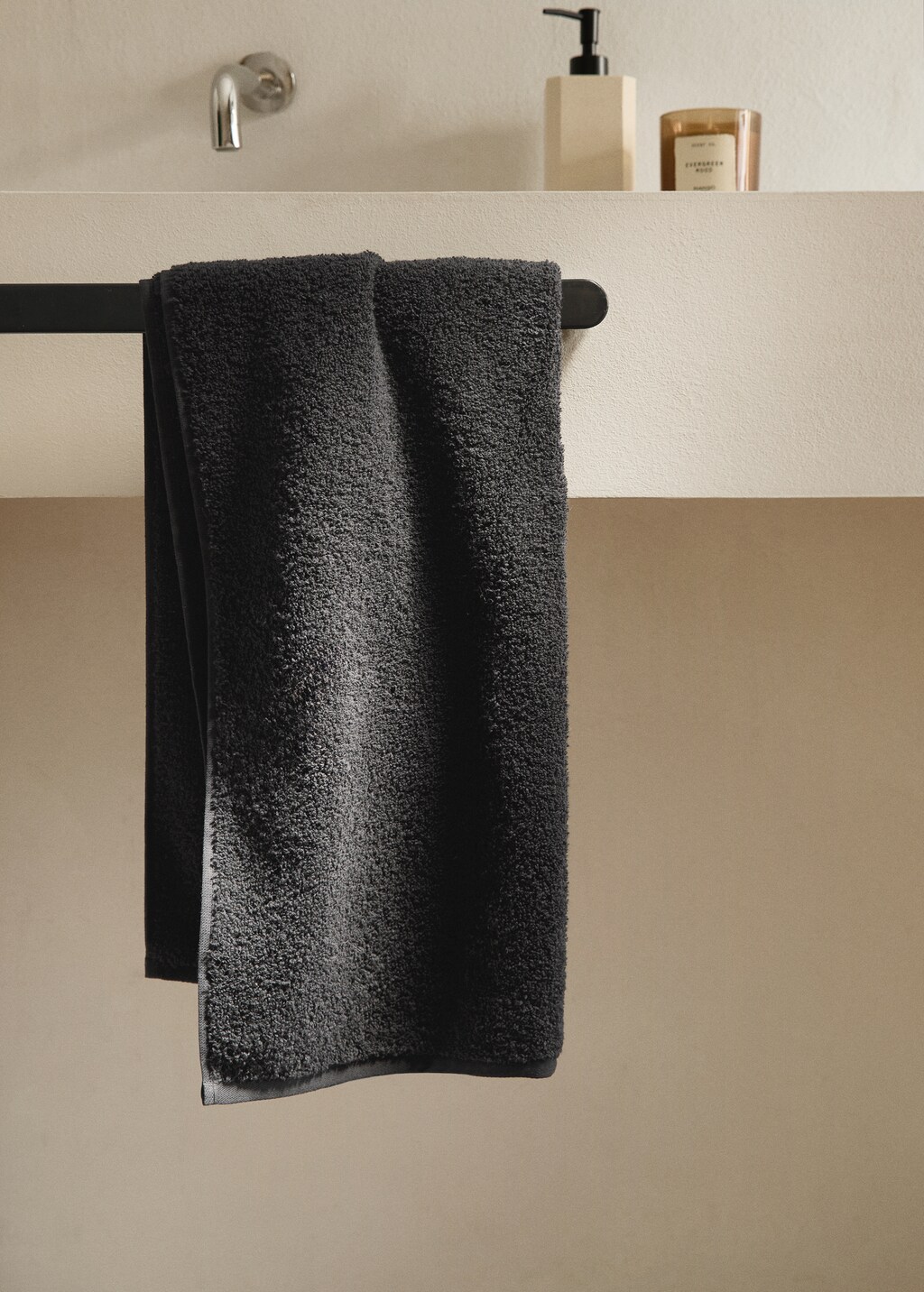 Soft cotton washbasin towel - Home | MANGO Greece