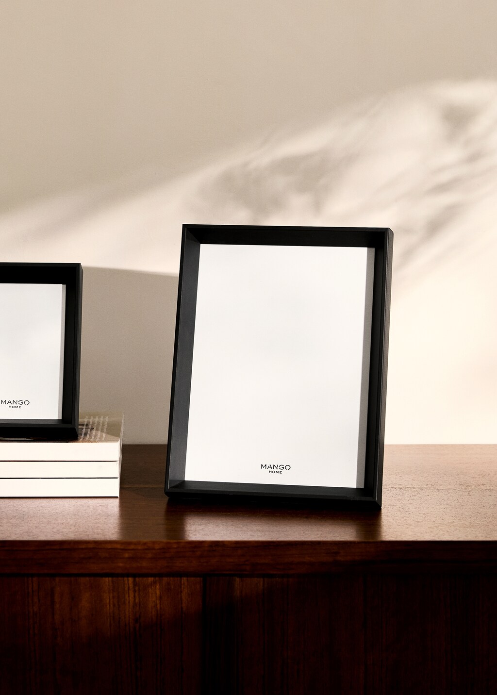 Marco madera biselado grande - Home | MANGO España (Península y Baleares)