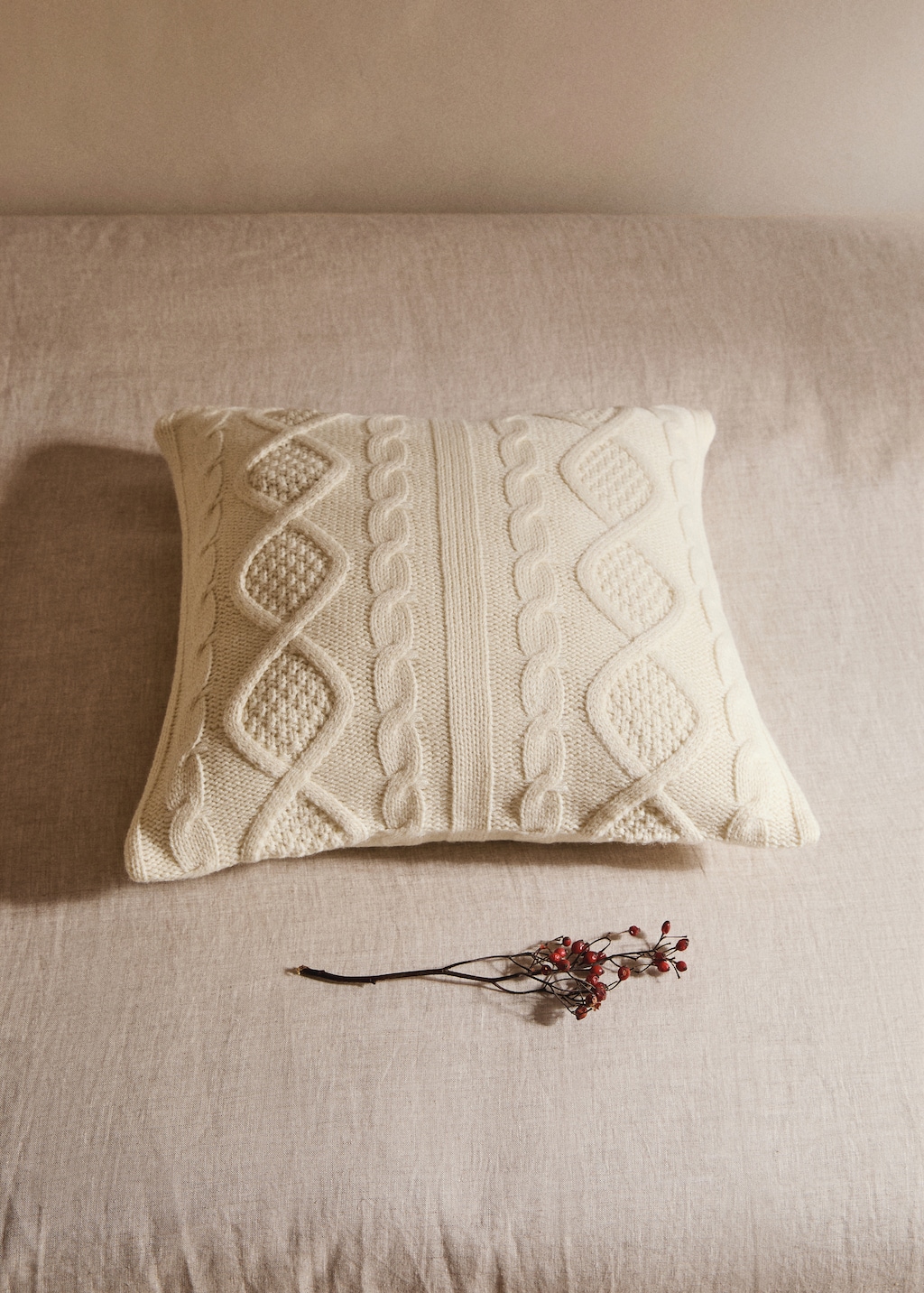 Children’s cable-knit cushion cover 45x45 cm - Home | MANGO Romania