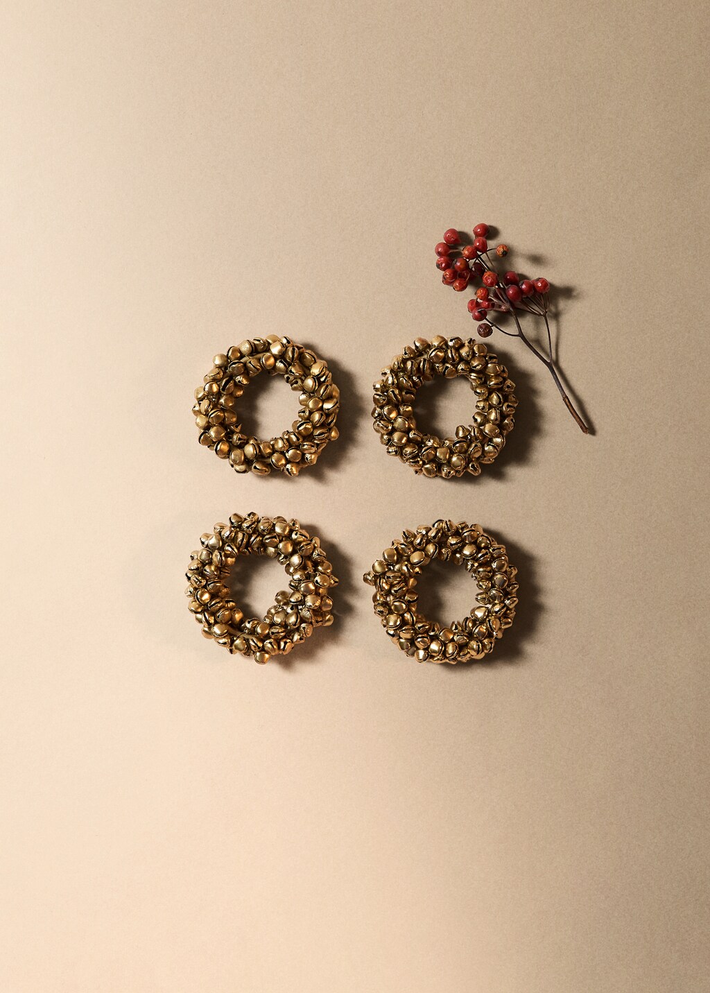 Napkin rings with bell ornaments - Home | MANGO Ukraine
