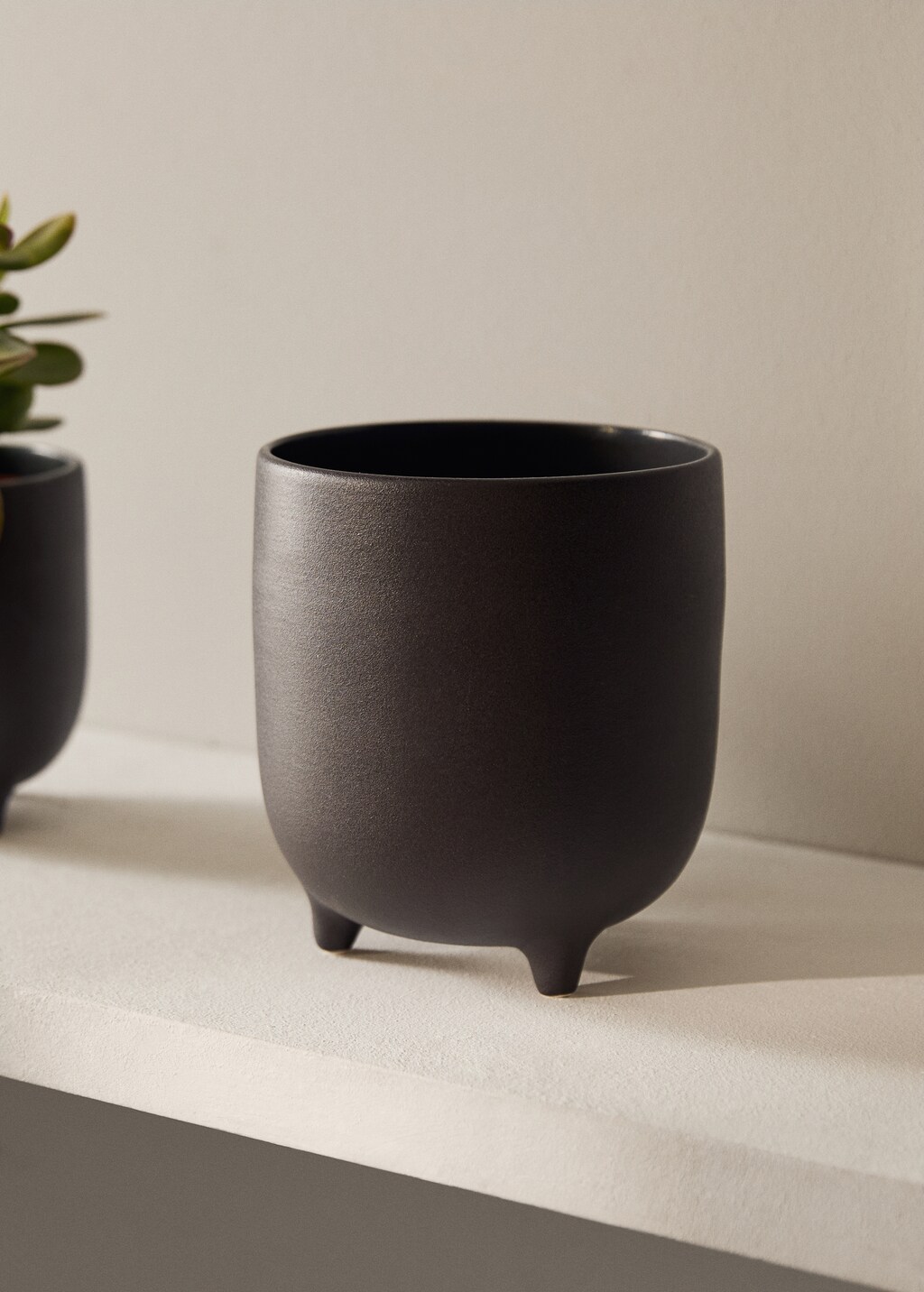 Medium matte-finish stoneware planter - Home | MANGO United Kingdom
