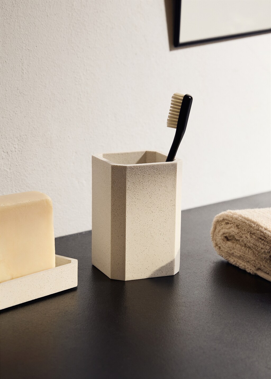 Gobelet salle de bain résine carré - Home | MANGO France métropolitaine