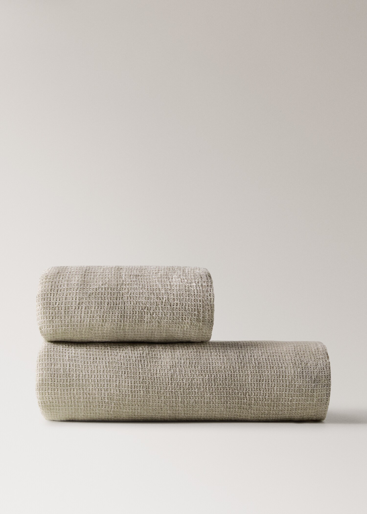 Mini waffle washbasin towel - Home | MANGO United Kingdom