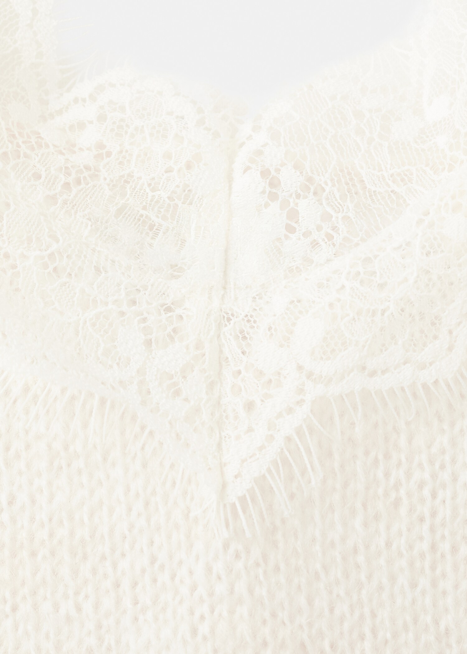 Top with lace neck - Women | MANGO India