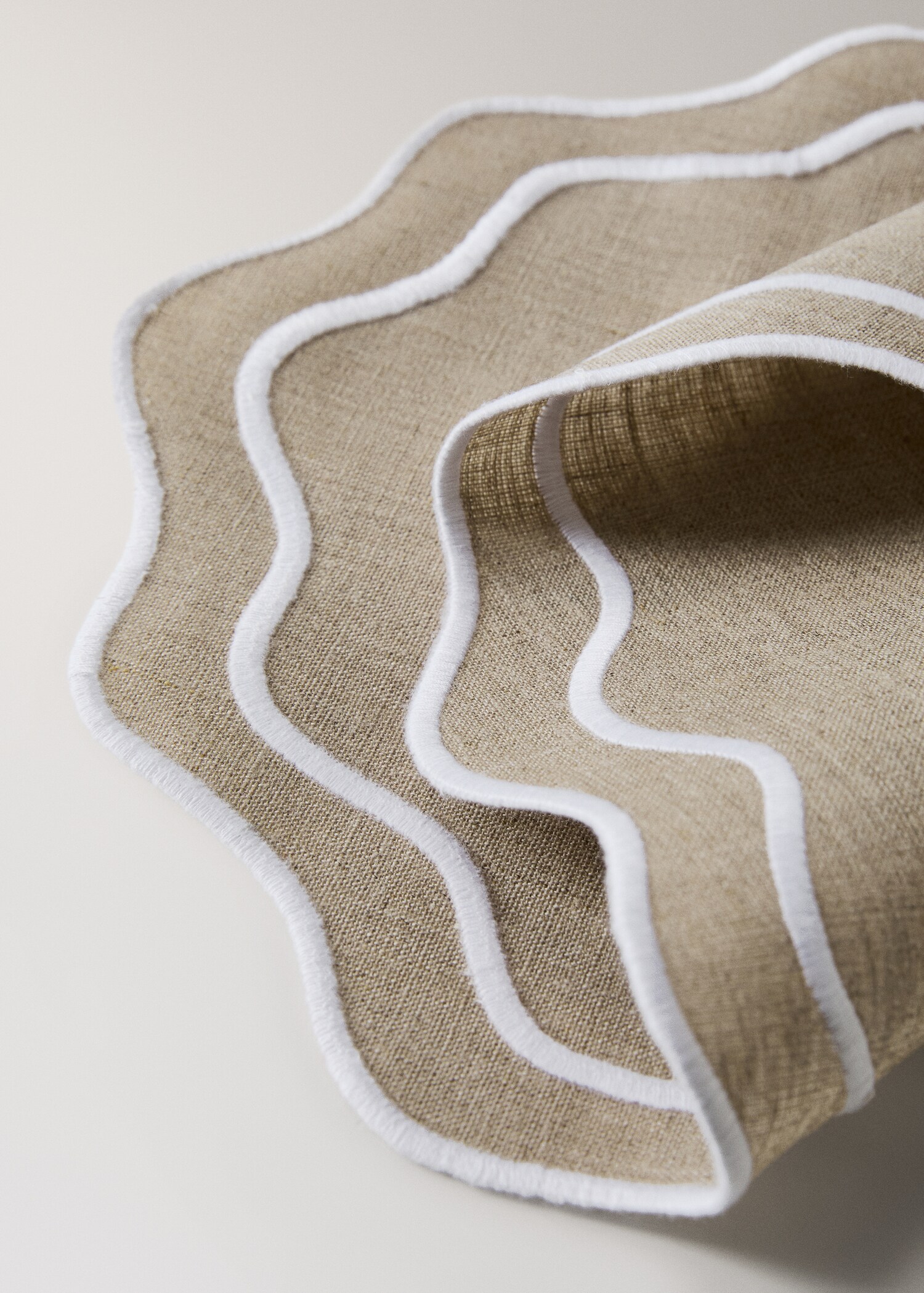Set de table en lin enduit avec ondulations - Home | MANGO France ...