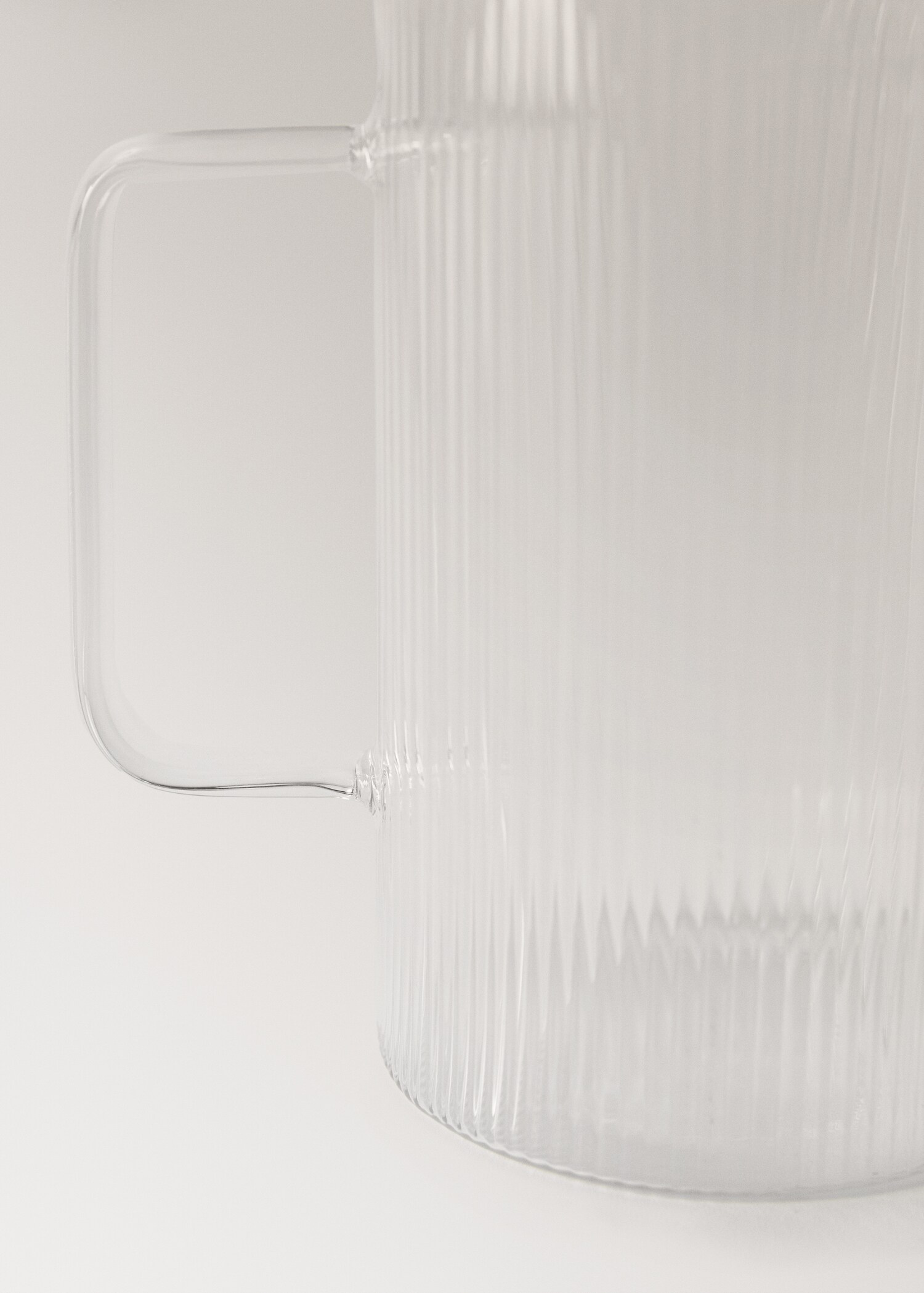 Carafe en borosilicate à relief strié | MANGO Suisse
