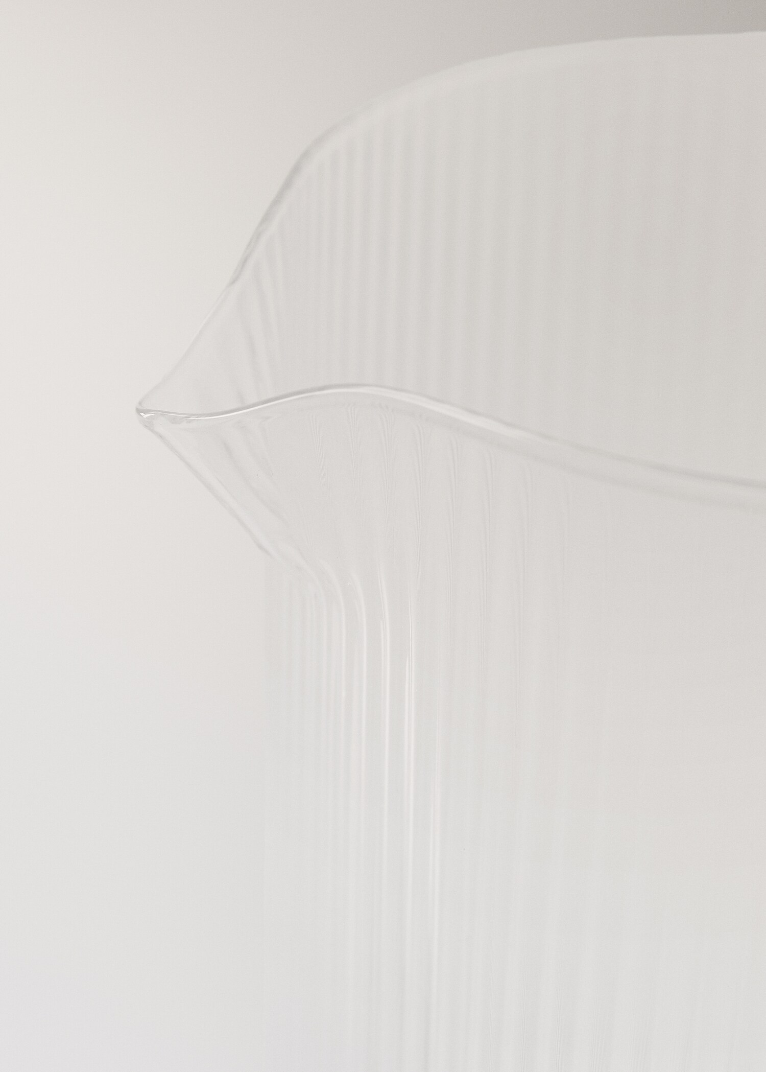 Carafe en borosilicate à relief strié | MANGO Suisse