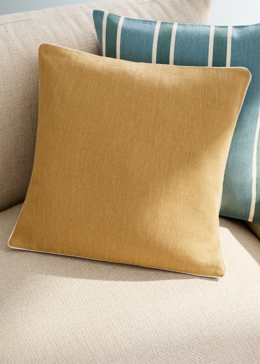 Piping cushion cover 45x45cm - Home | MANGO USA