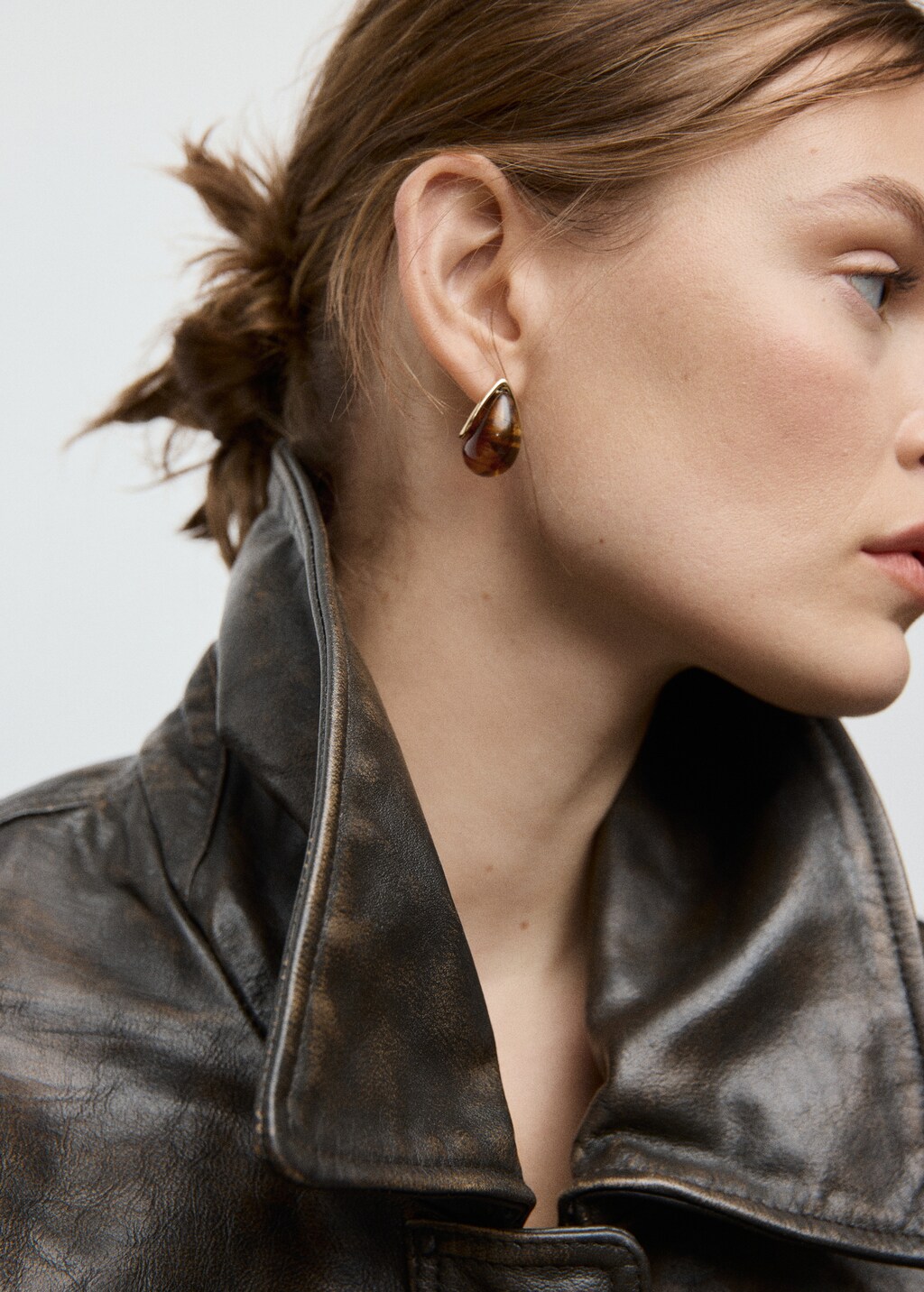 Resin drop earrings - Women | MANGO Japan