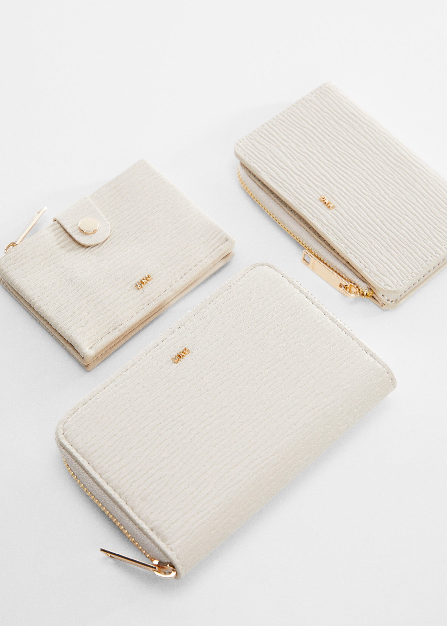 Textured wallet with embossed logo | MANGO
