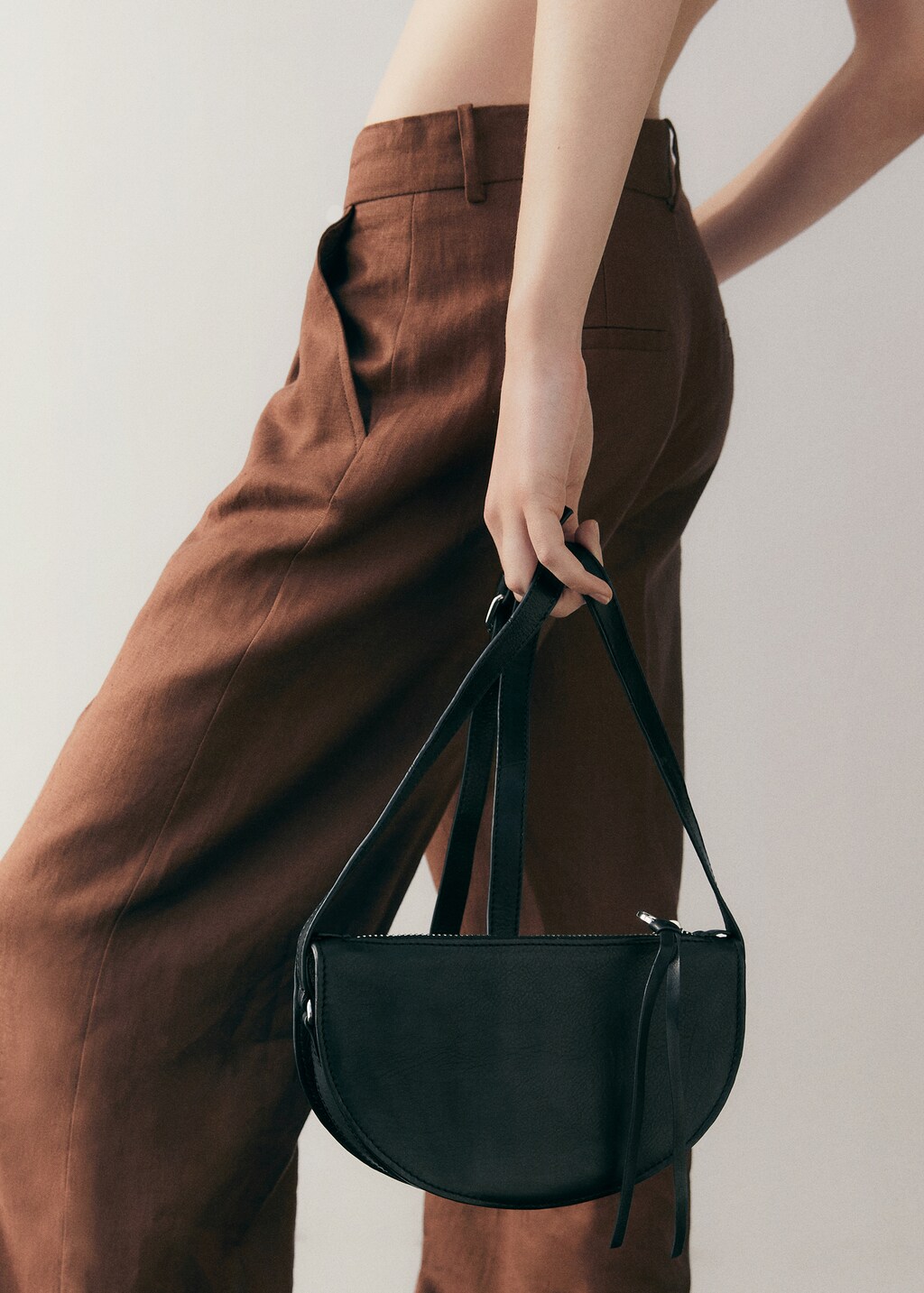 Leather crossbody bag | MANGO Syria