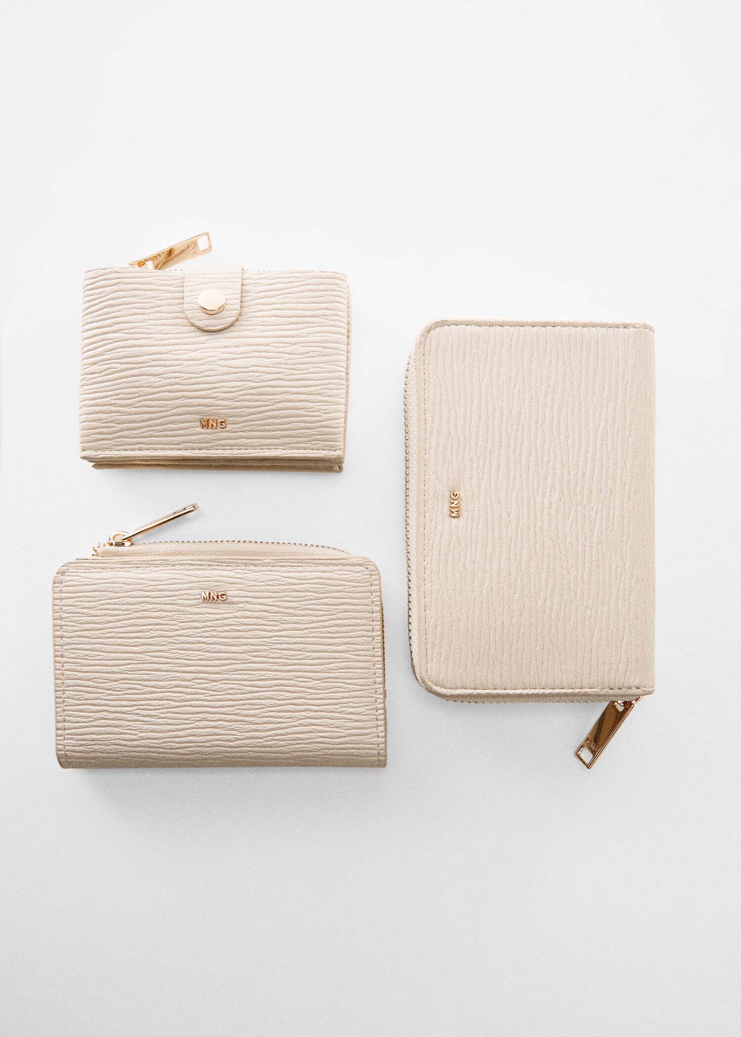 Textured wallet with embossed logo | MANGO
