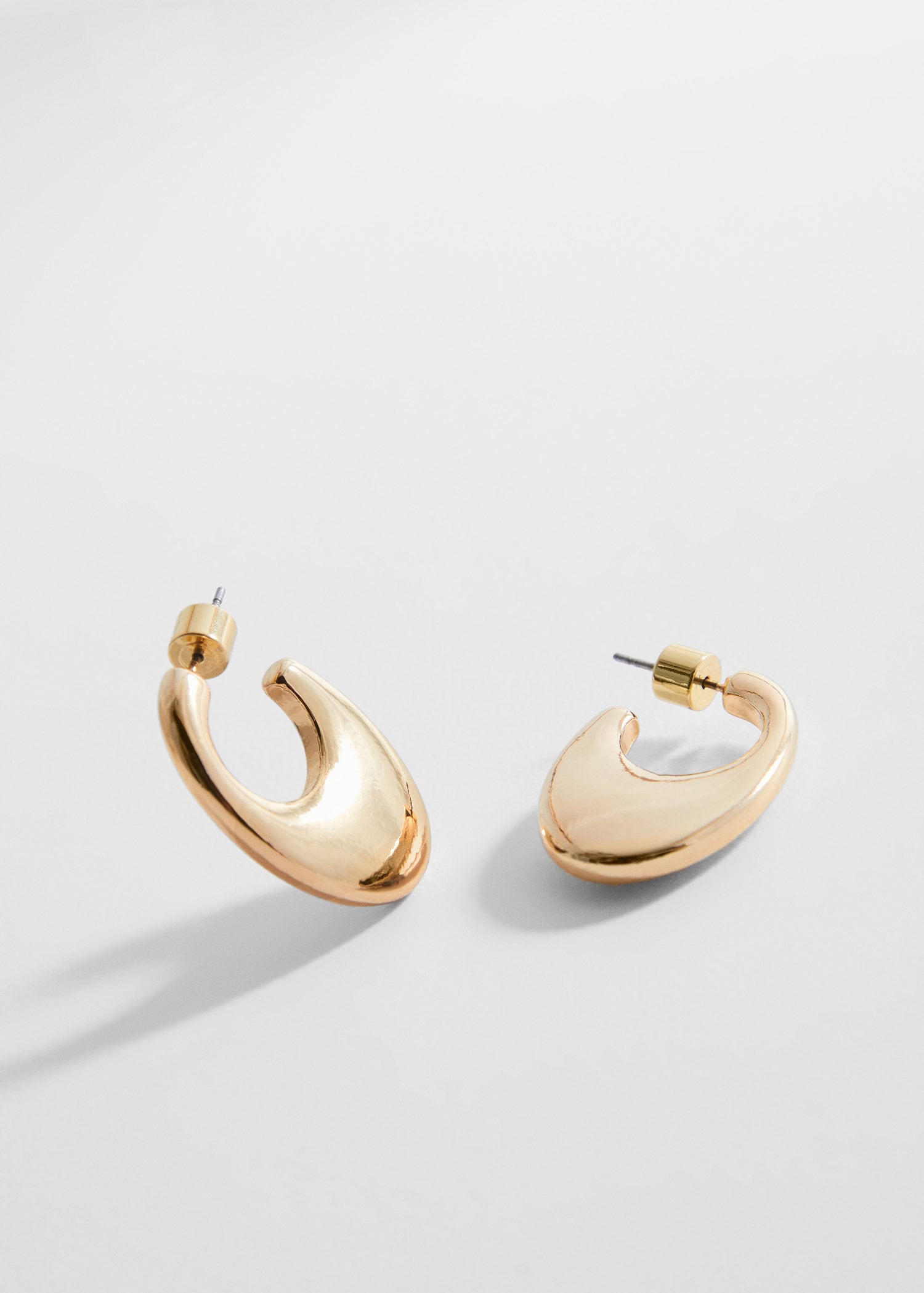 Oval hoop earrings | MANGO