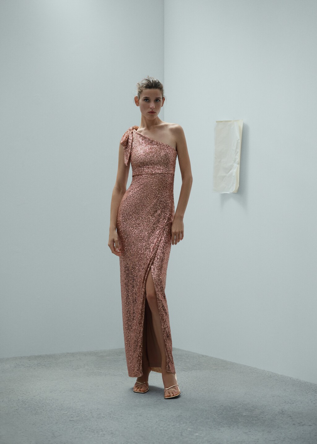 Robe asymétrique sequins nœud - Femme | MANGO Maroc