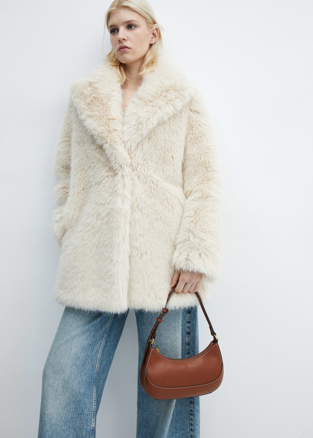 Oval short handle bag - Woman | MANGO Malaysia