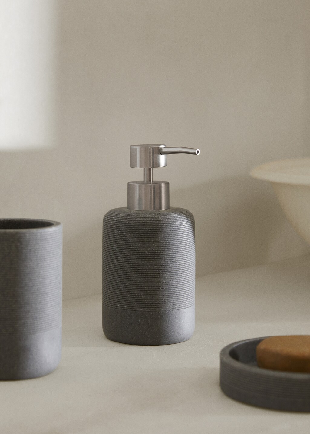 Distributeur texturé rayures - Home | MANGO France métropolitaine