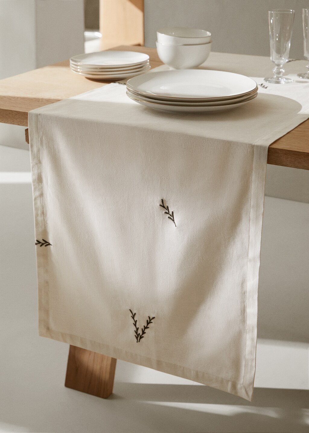Embroidered 100% cotton table runner