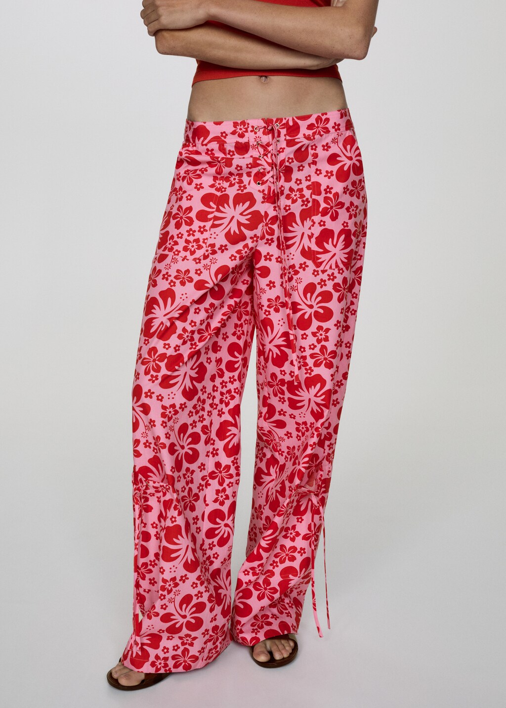 Floral trousers with cargo pockets - Woman | MANGO Qatar