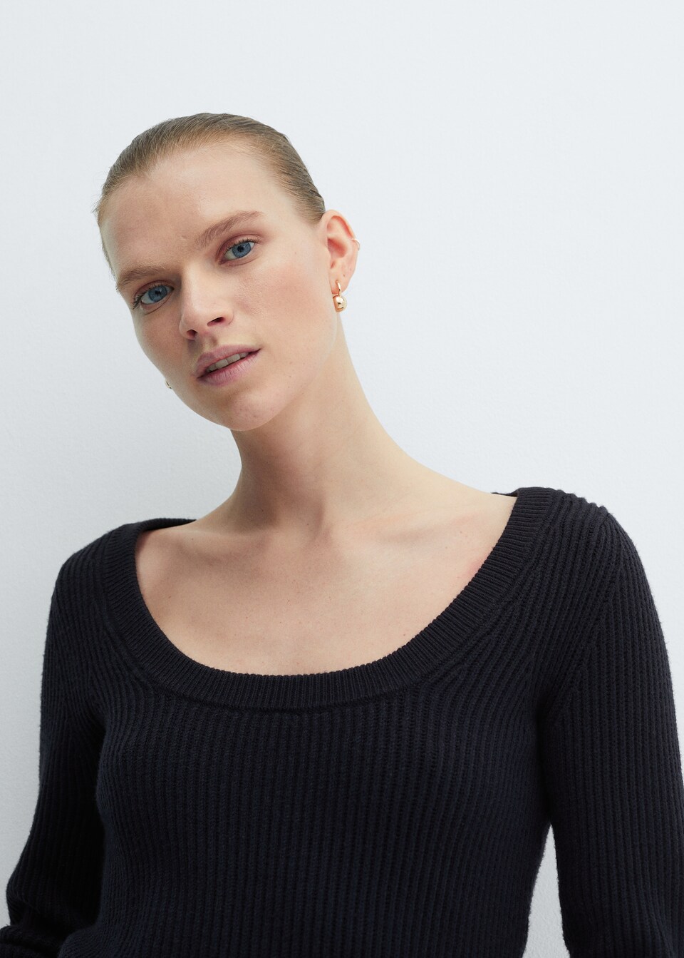 Low-cut neck sweater - Woman | MANGO USA