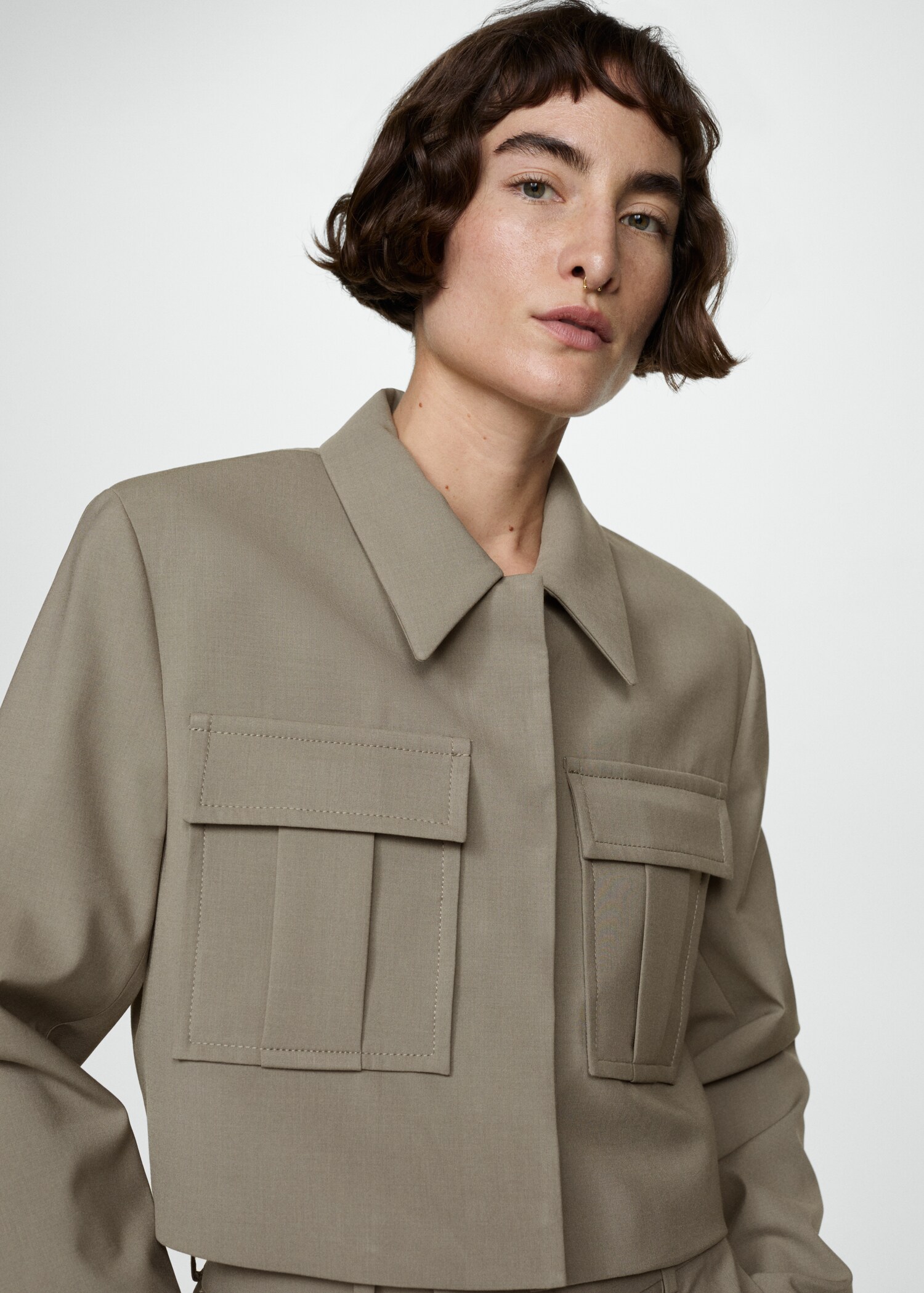 Chaqueta crop bolsillos - Mujer | MANGO Chile