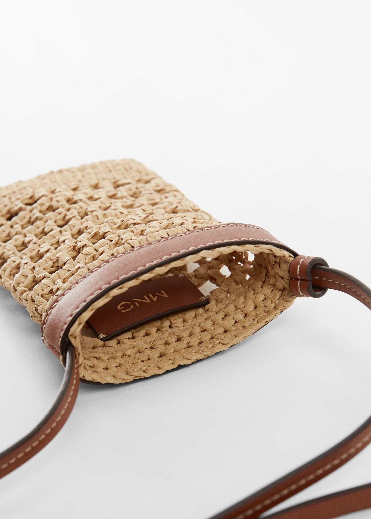 Natural fiber mobile case - Woman | MANGO USA
