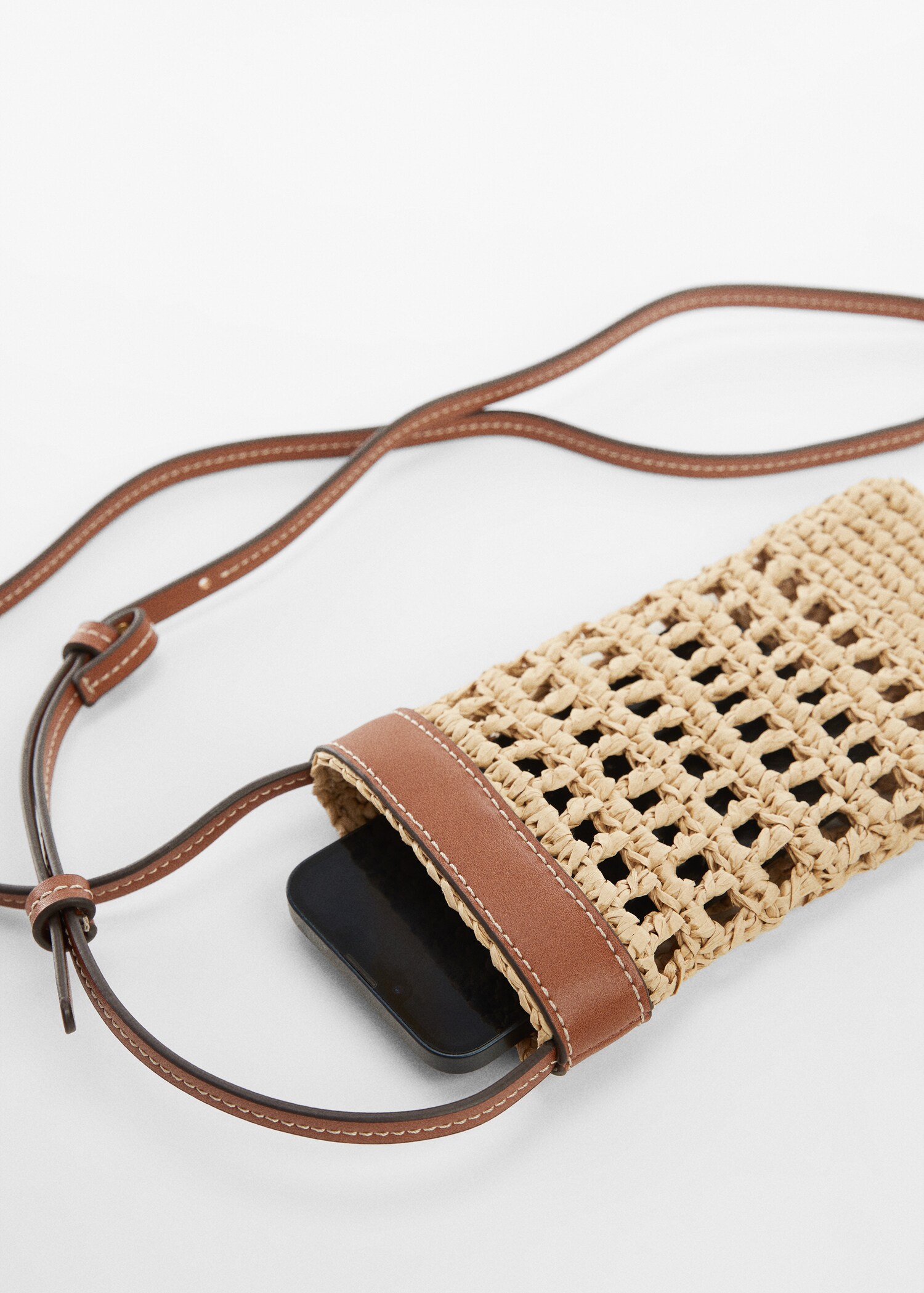 Natural fiber mobile case - Woman | MANGO USA