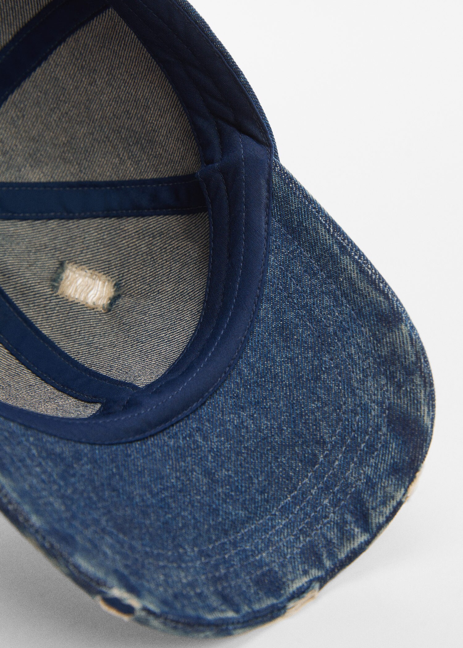 Ripped denim cap | MANGO