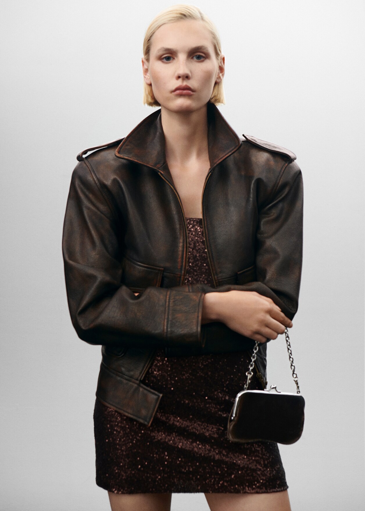 Chain velvet bag - Woman | MANGO USA