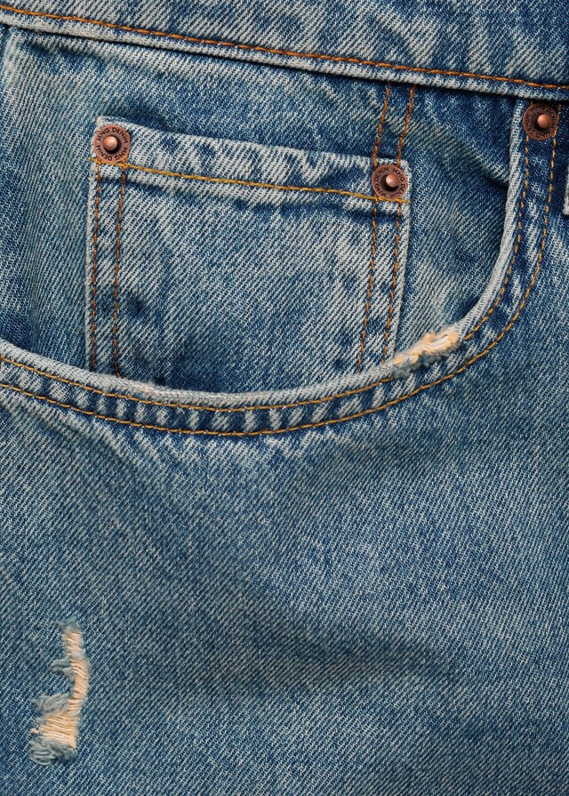 Calças de ganga straight fit com lavagem clara e pormenores rasgados ...