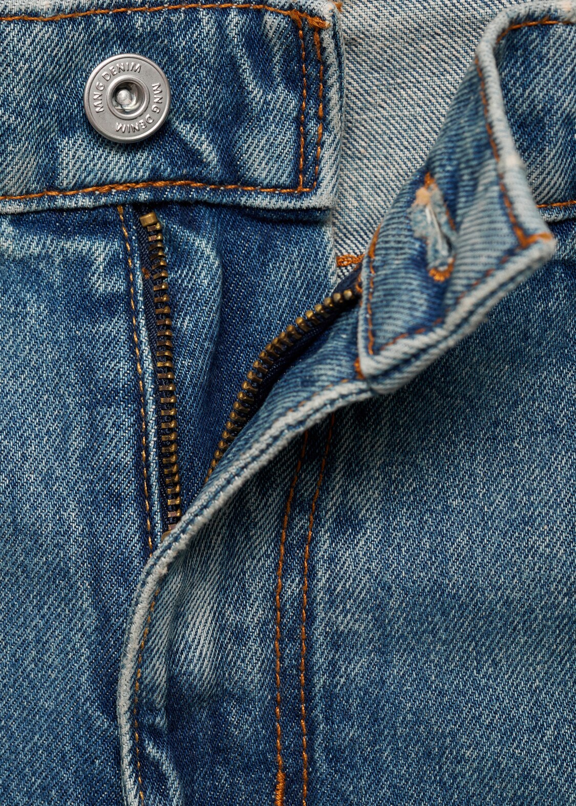 Calças de ganga straight fit com lavagem clara e pormenores rasgados ...