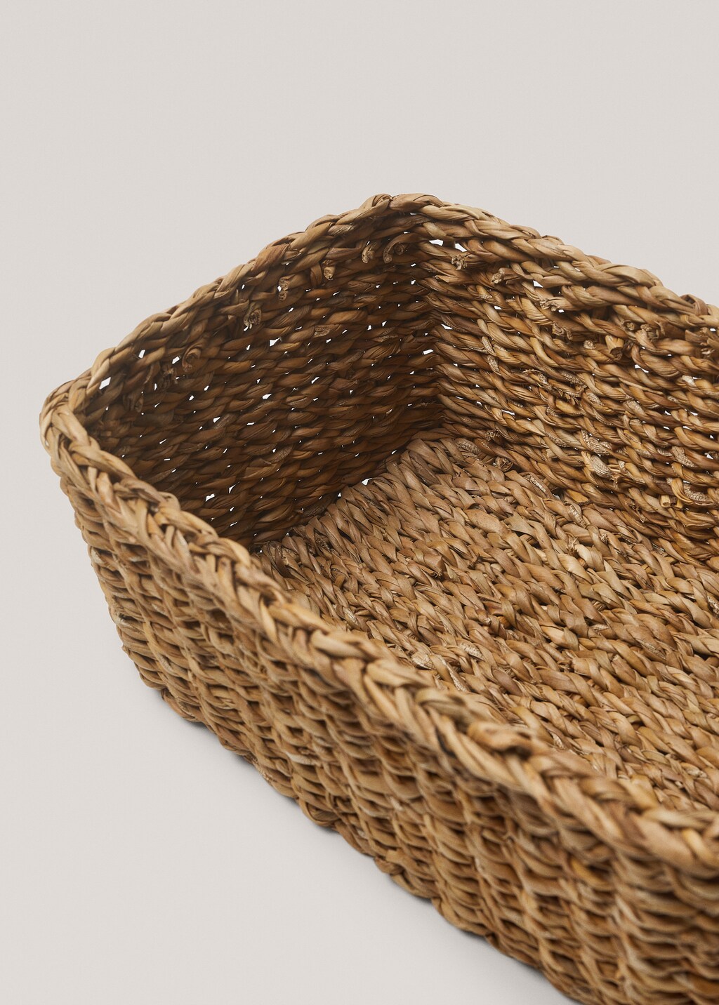 Natural fiber braided basket 32x20cm - Home | MANGO USA