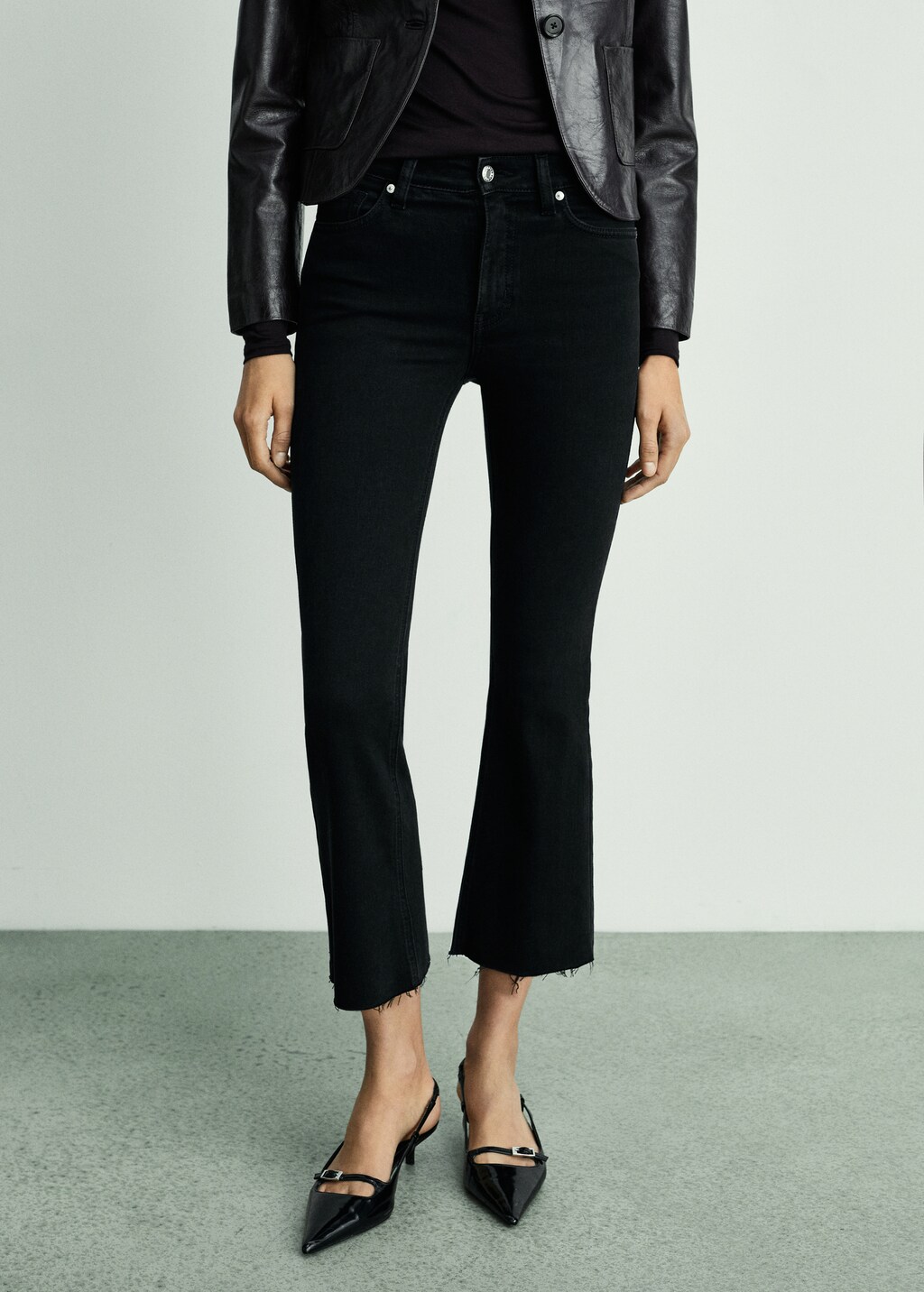 Sienna flared cropped jeans - Woman | MANGO Estonia