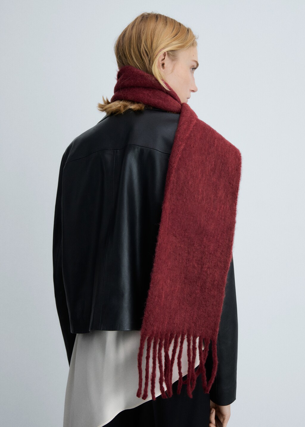 Wool blend scarf with fringes