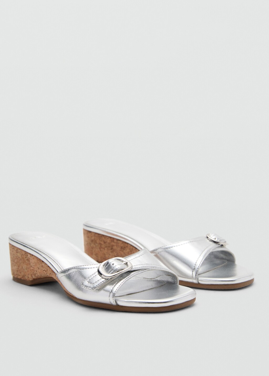 Metallic wedge sandal with buckle detail - Women | MANGO USA