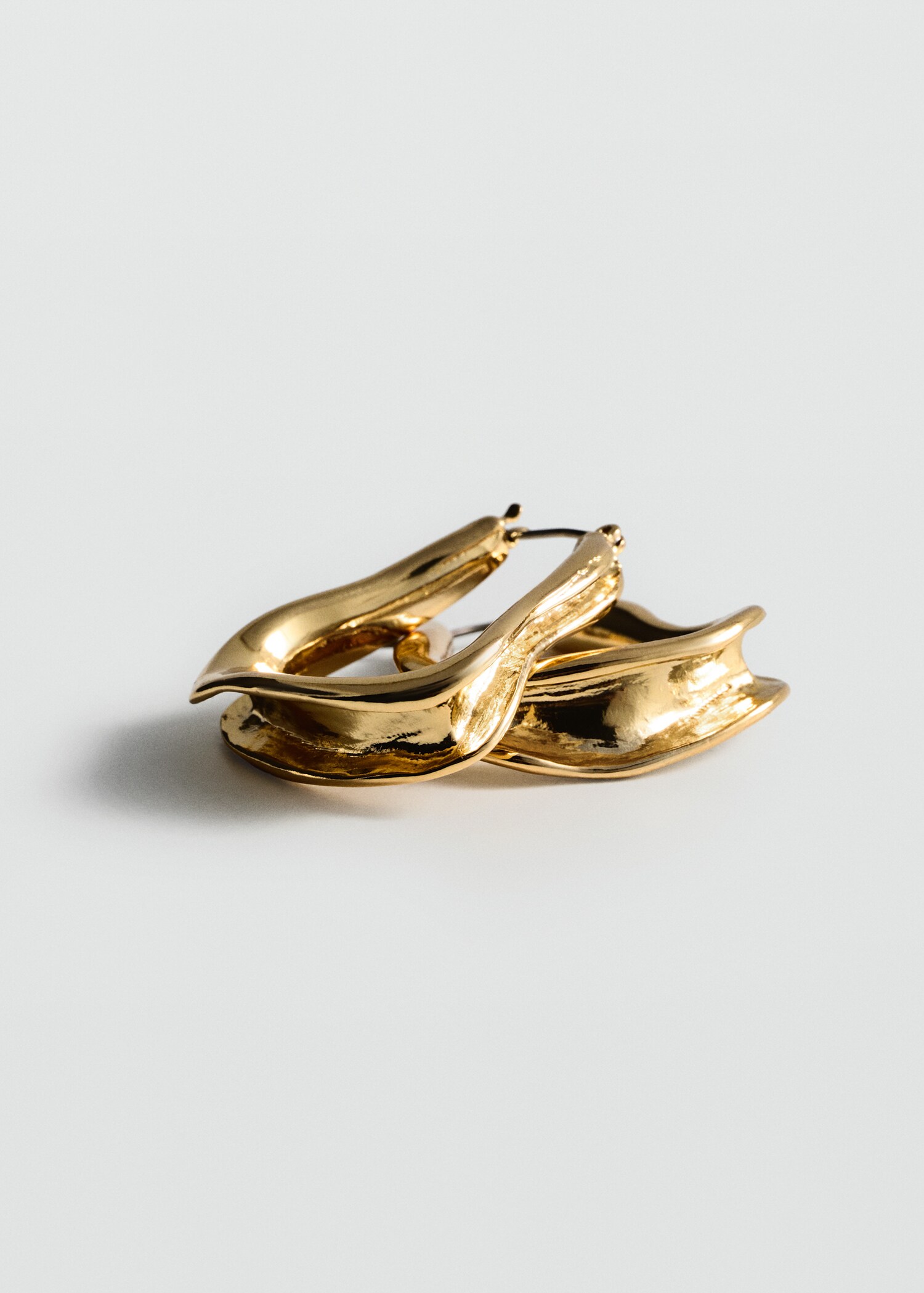 Twisted hoop earrings - Woman | MANGO Indonesia