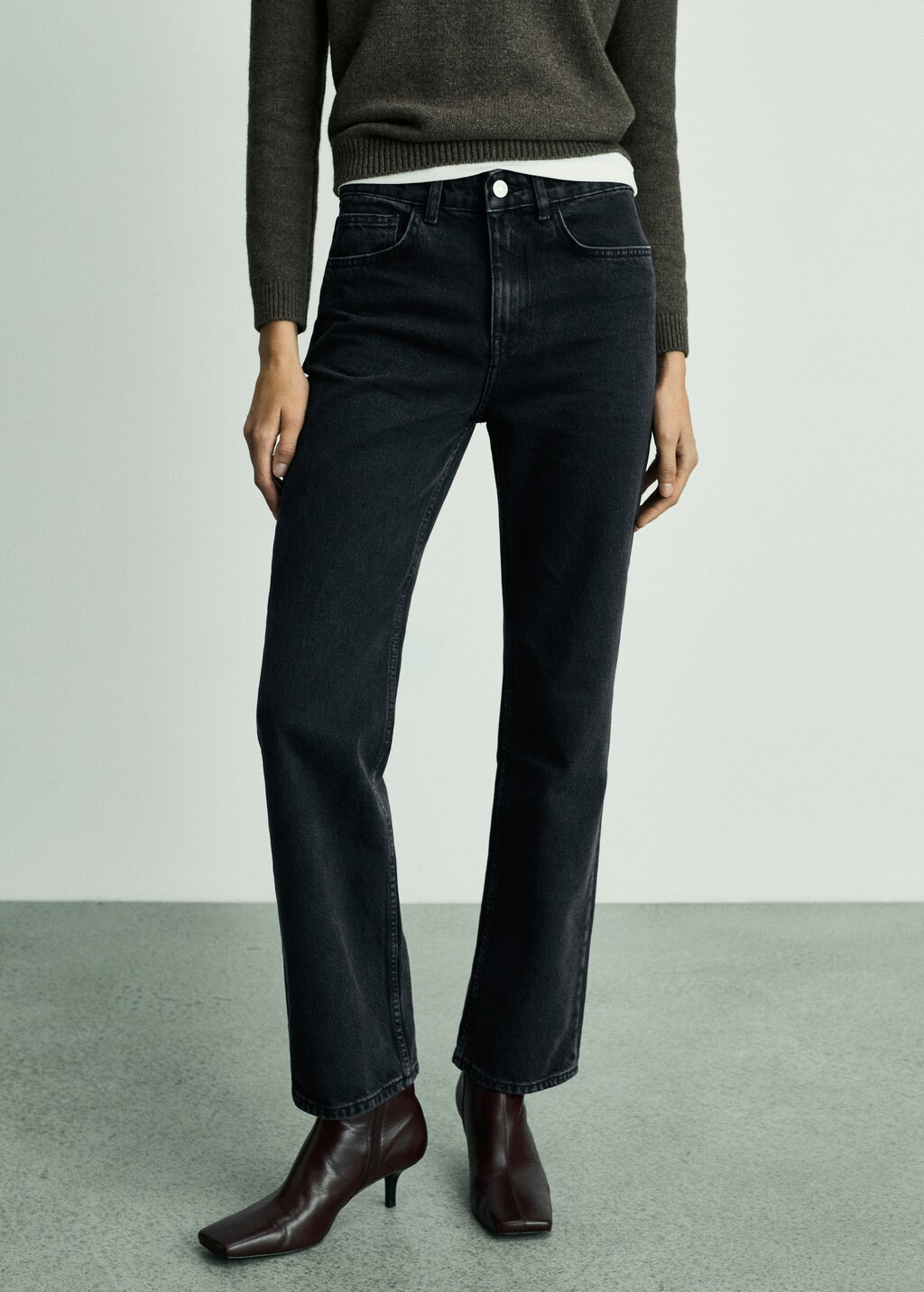 Matilda medium-rise straight-fit jeans - Woman | MANGO Saudi Arabia