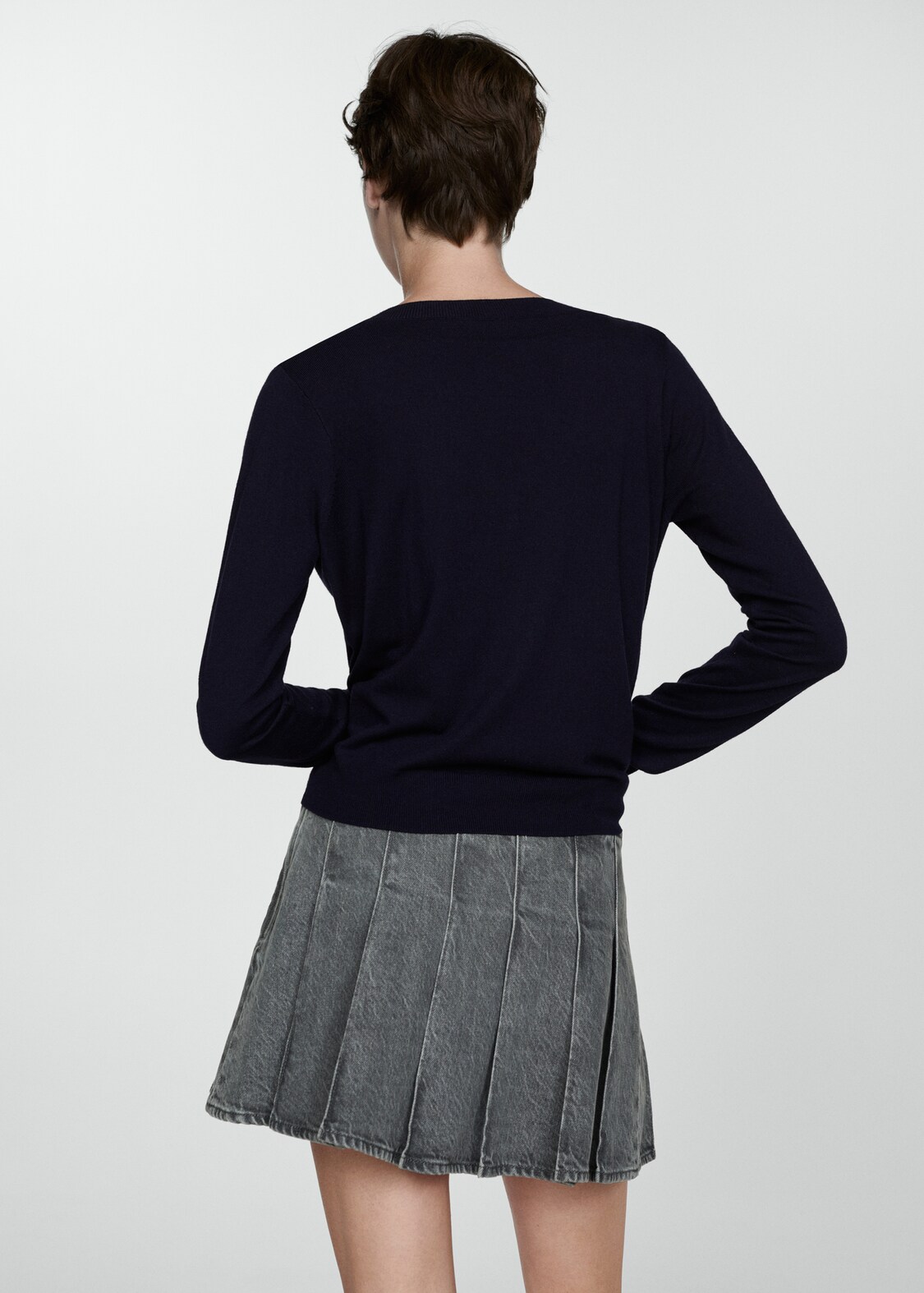 Fine-knit V-neck sweater - Women | MANGO USA