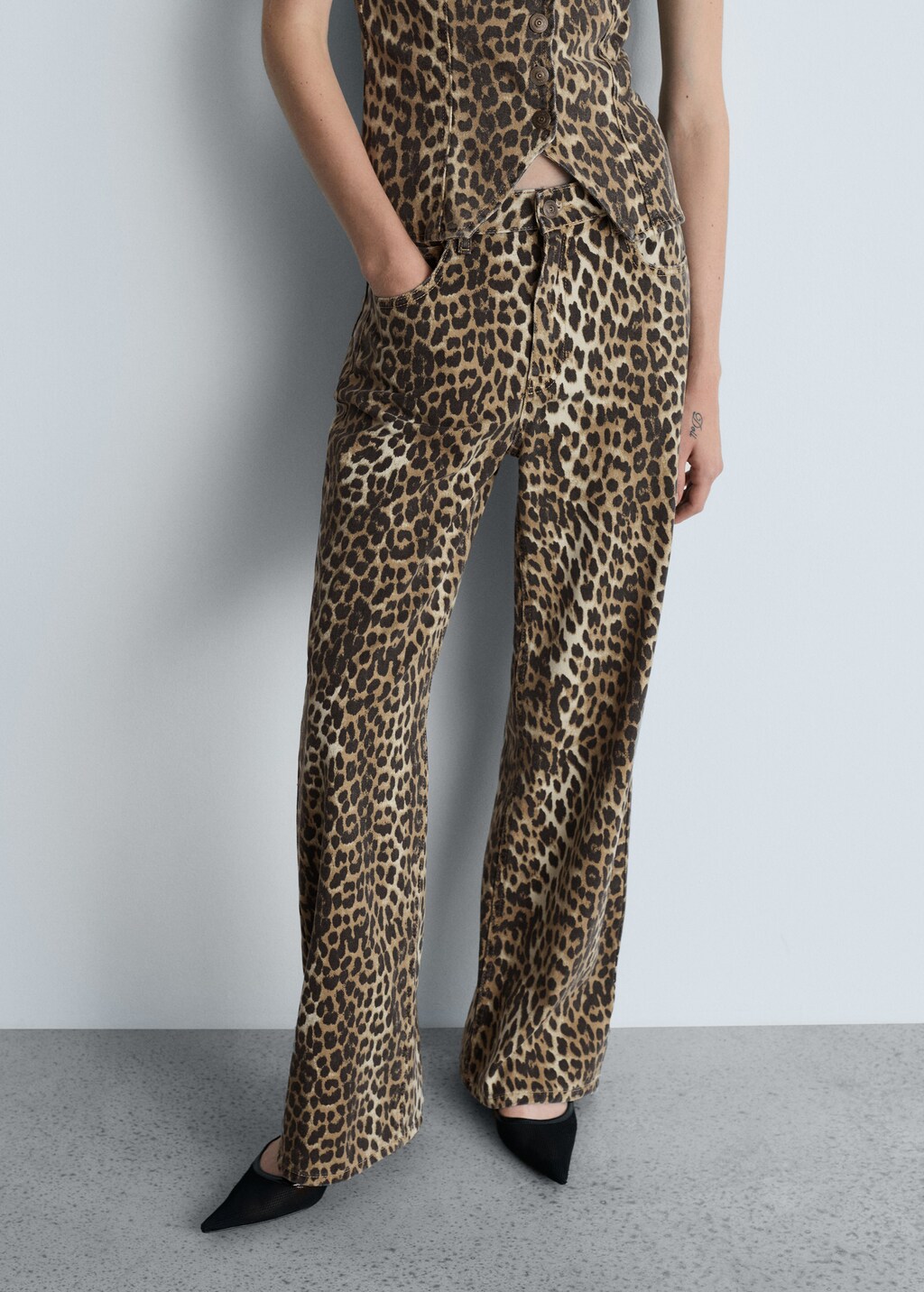 Jeans Leo rectos tiro alto leopardo - Mujer | MANGO EE.UU