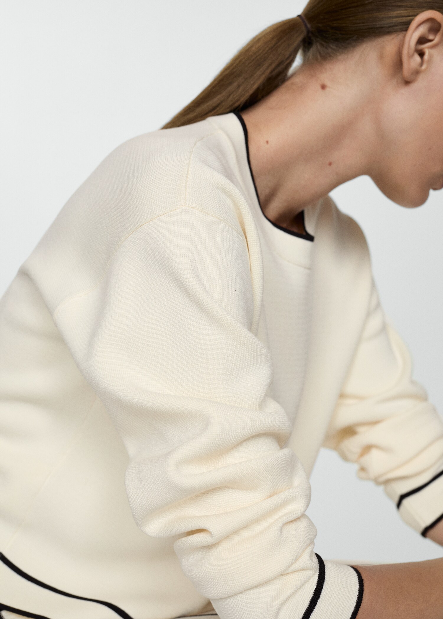 Contrast trim sweater - Women | MANGO USA