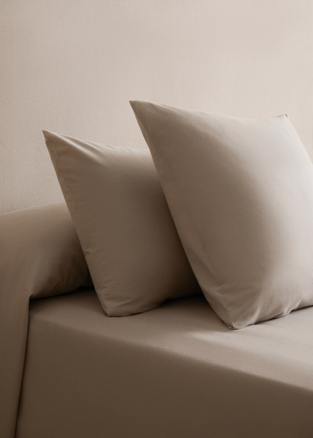 Funda de coixinera franel·la llisa 60x60cm - Casa | MANGO Espanya ...