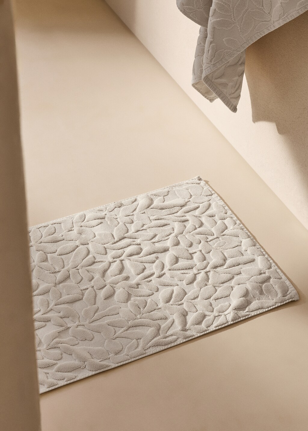 Jacquard floral bath mat 19.7x27.6in Home MANGO Ireland