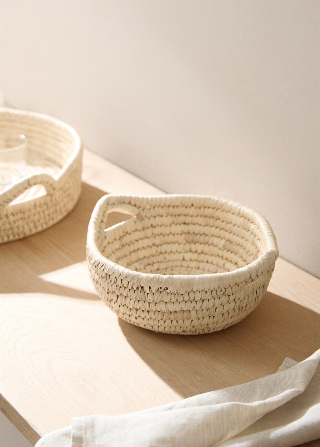 Кръгла кошница от естествени влакна - Home | MANGO България