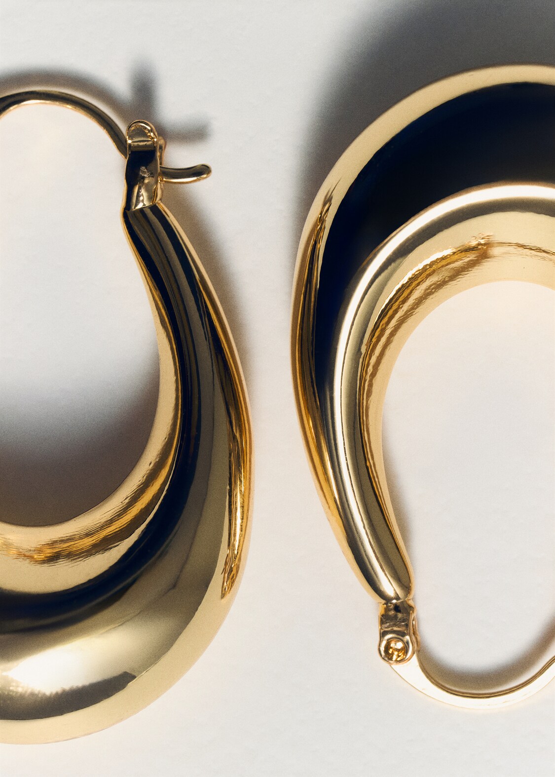 Oval hoop earrings - Women | MANGO USA