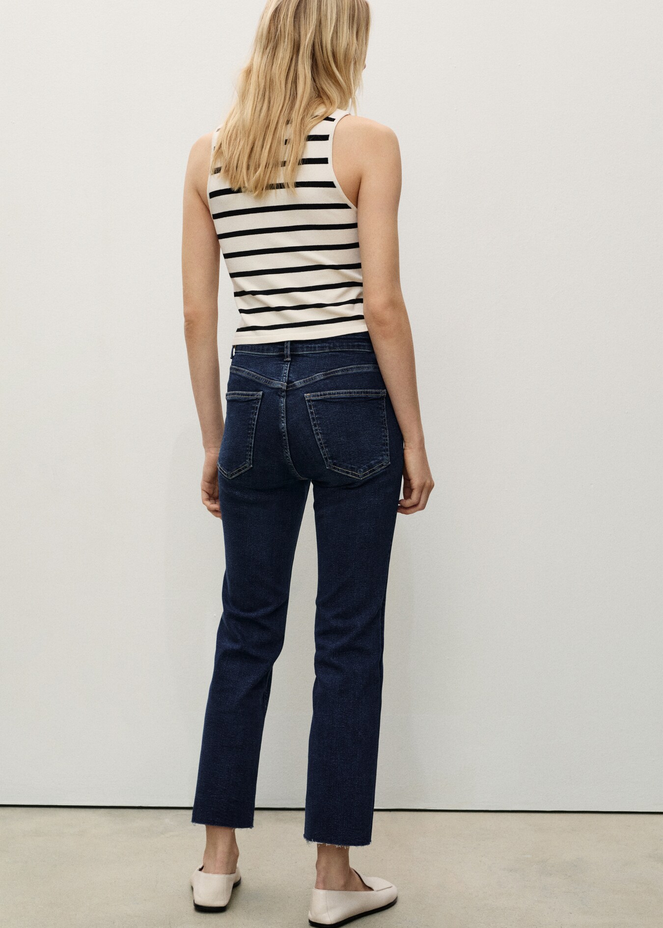 Sienna flared cropped jeans - Women | MANGO USA